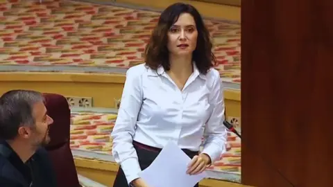 Feijóo acusa a Sánchez de “regalar la residencia” y tacha de cortina de ...