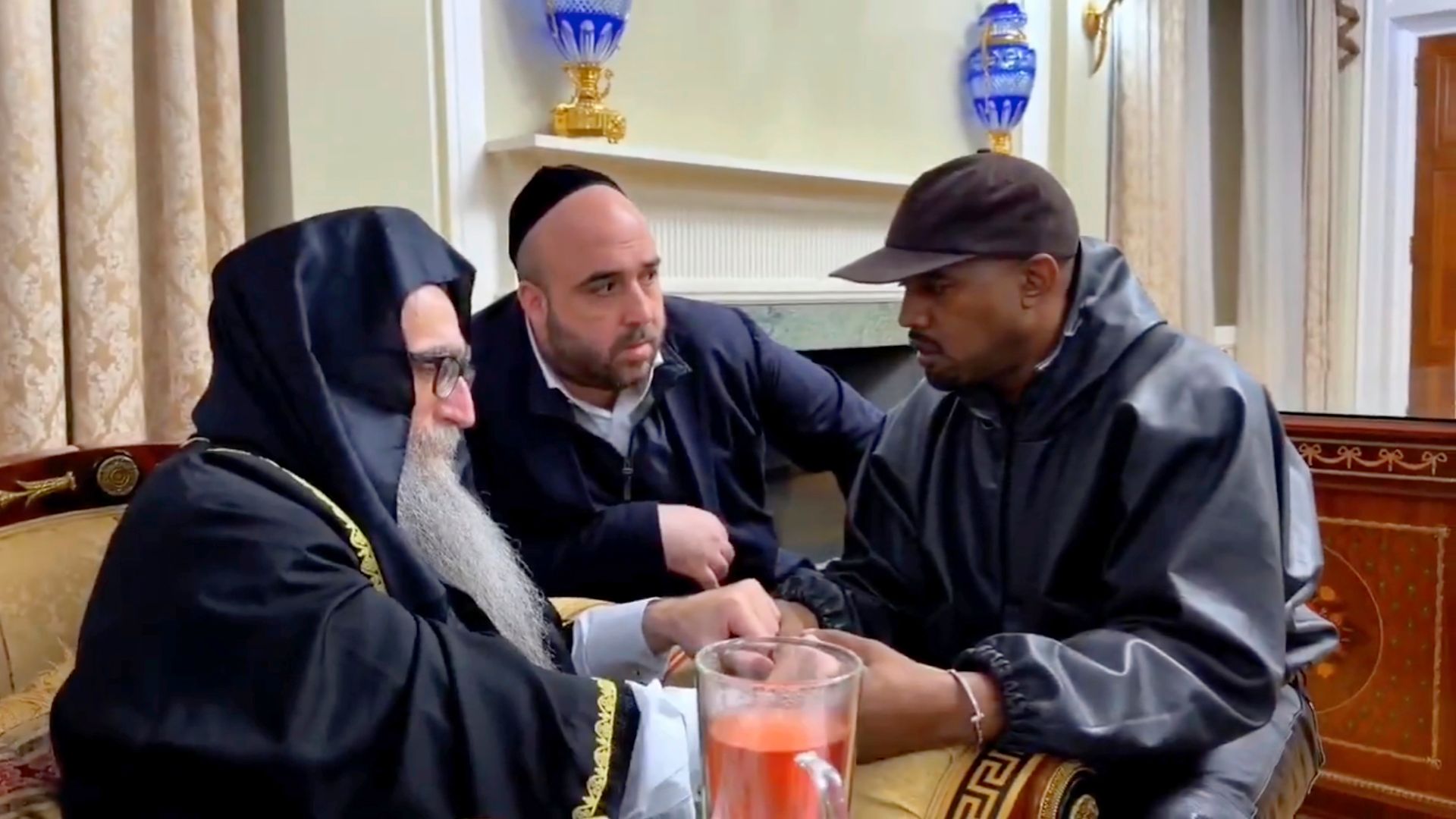 Kanye West: Rapper bittet Rabbi Pinto um Vergebung für antisemitische ...