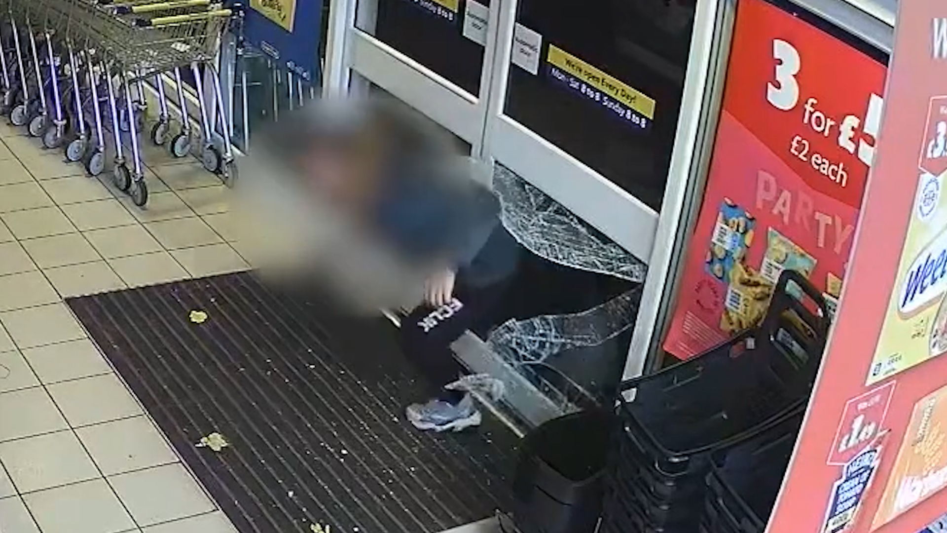 Thirsty shoplifter caught on CCTV stealing beer crates from supermarket ...
