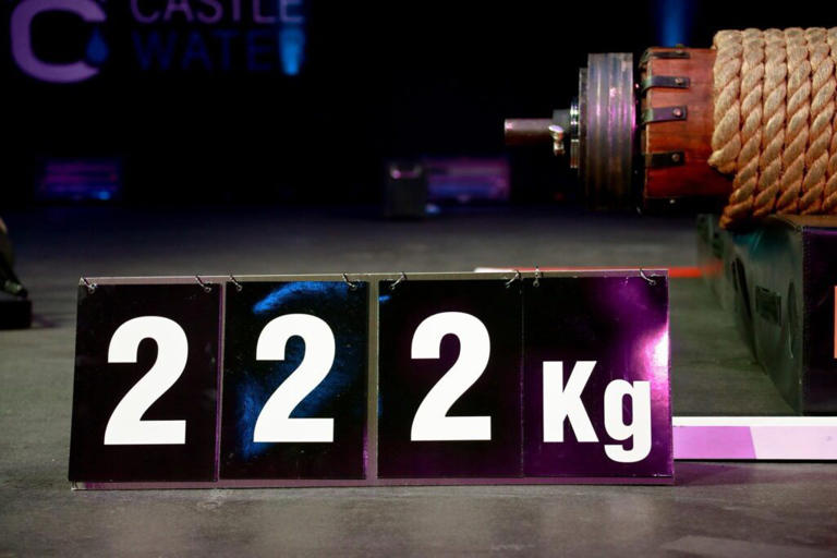 Brit breaks record for lifting the heaviest log ever
