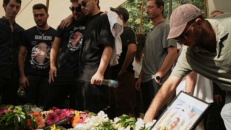 En Israël, des centaines pleurent le capitaine Omer Neutra après le ...