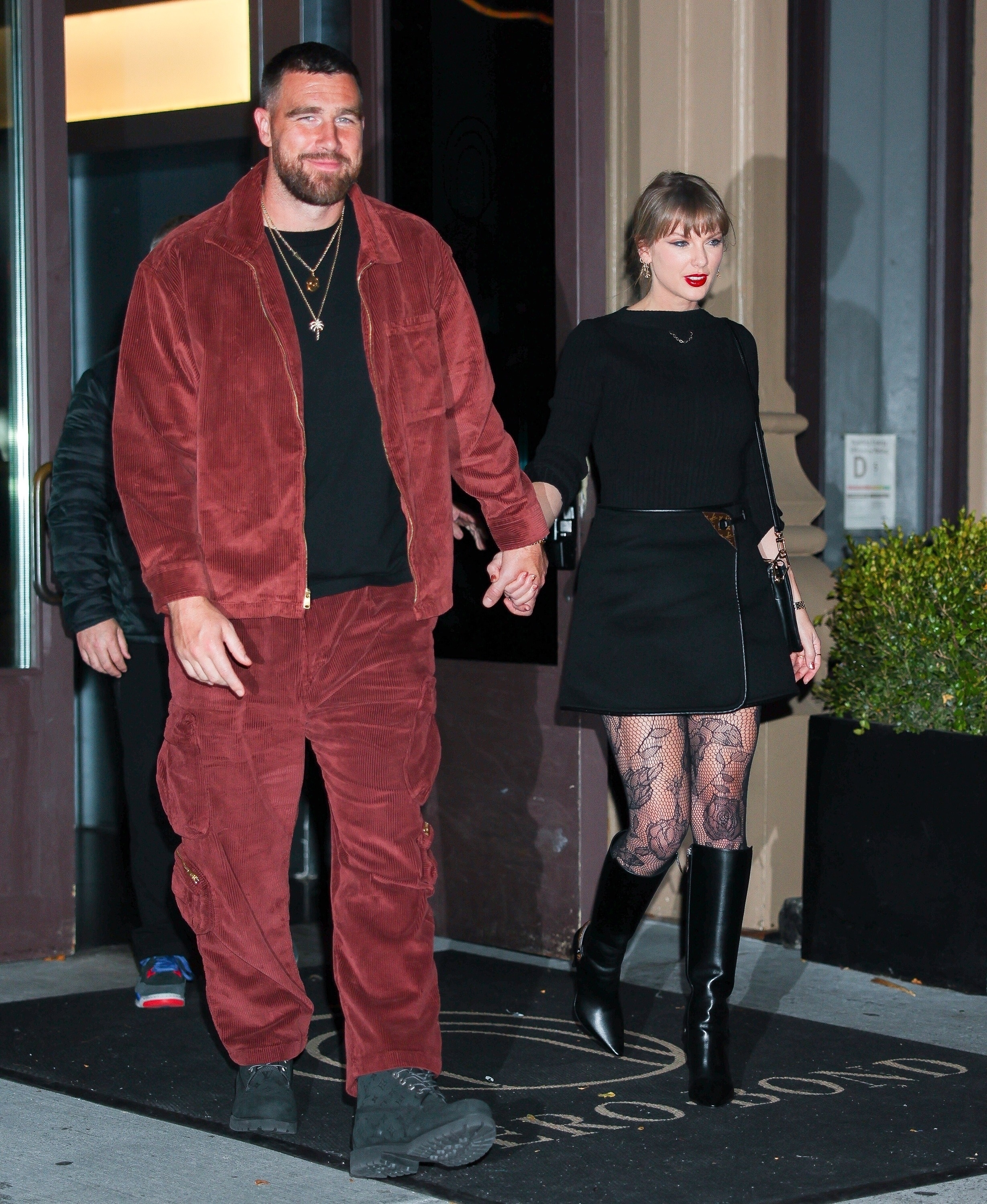 Taylor Swift wears head-to-toe Louis Vuitton with lacy tights for a ...