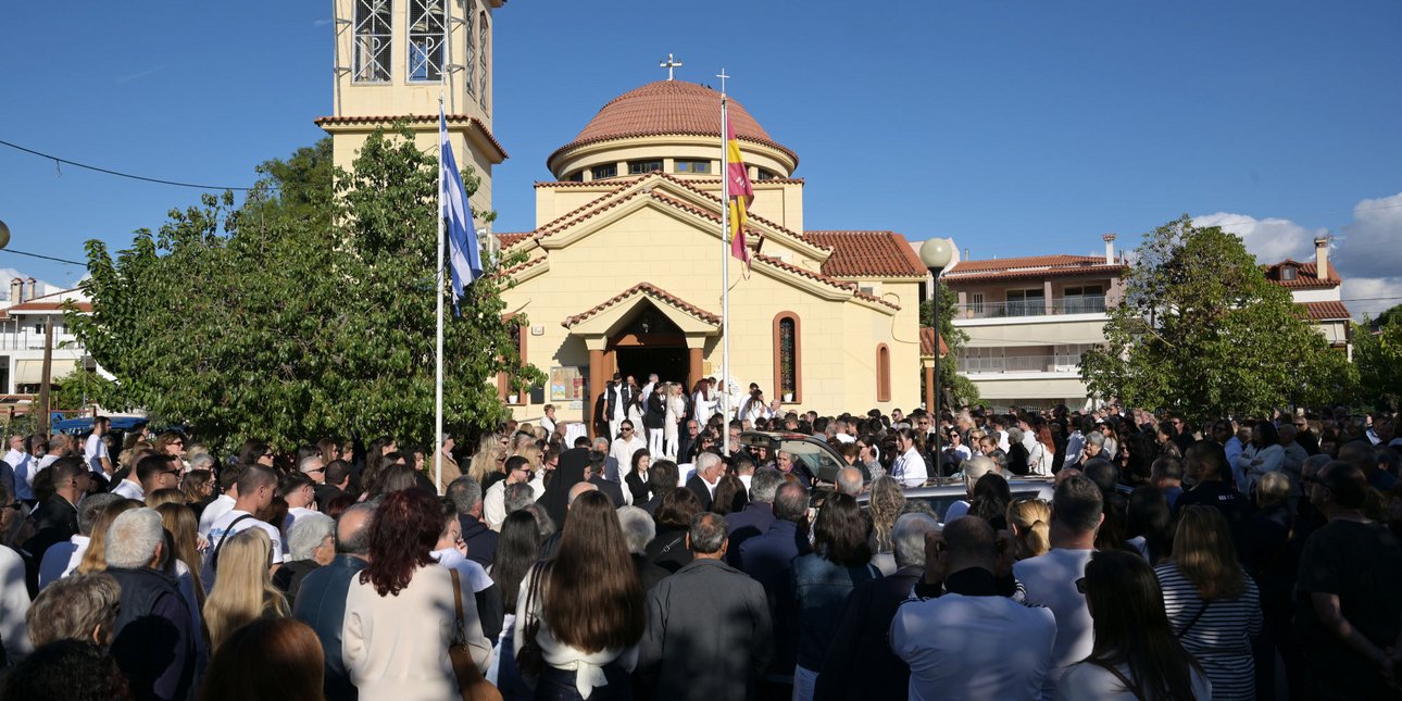 Χαλκίδα: Σπαραγμός στην κηδεία του 20χρονου Μάριου -Τον αποχαιρέτησαν ...