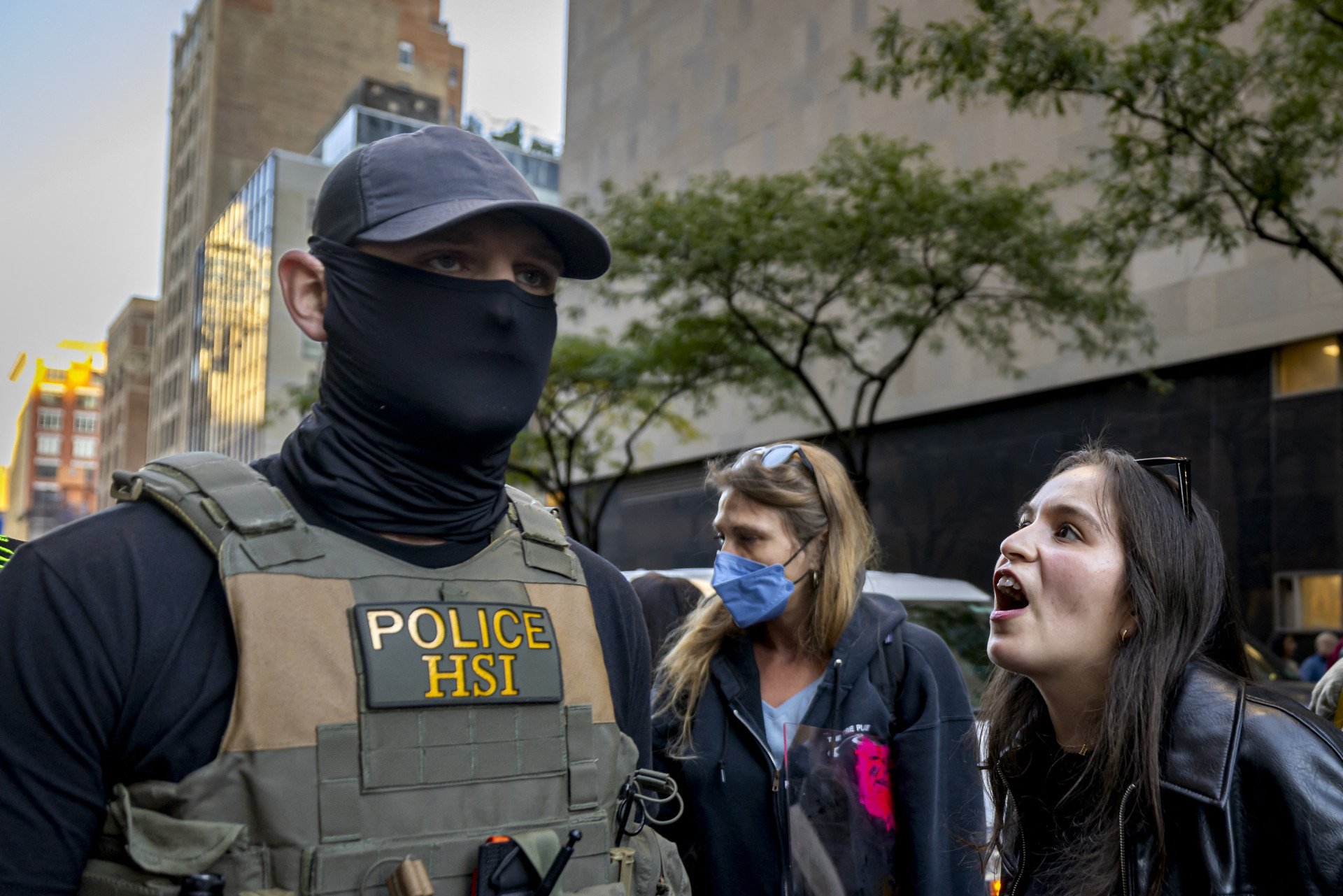 ICE agent points gun at pregnant woman during arrest