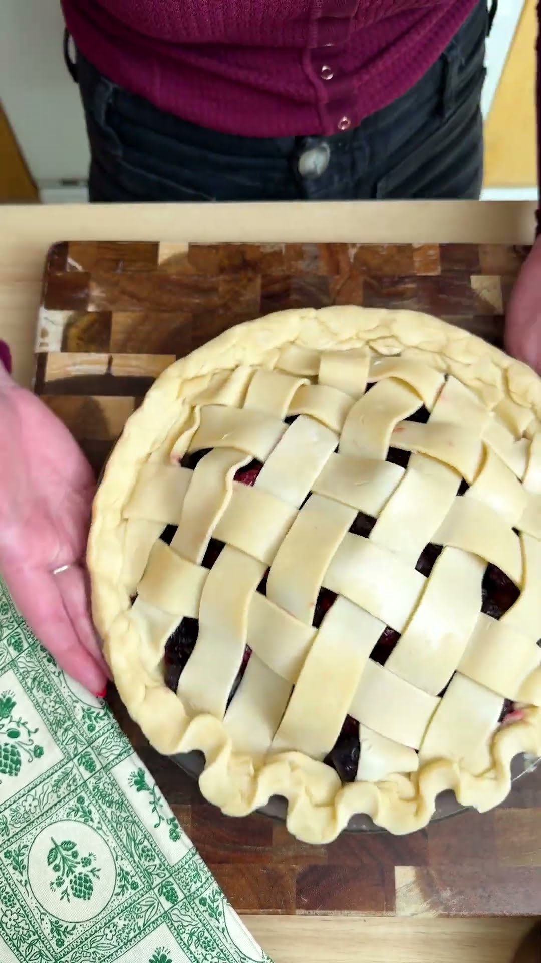 Perfect Fluted Pie Crust! Easy way to make a beautiful pie crust edge ...