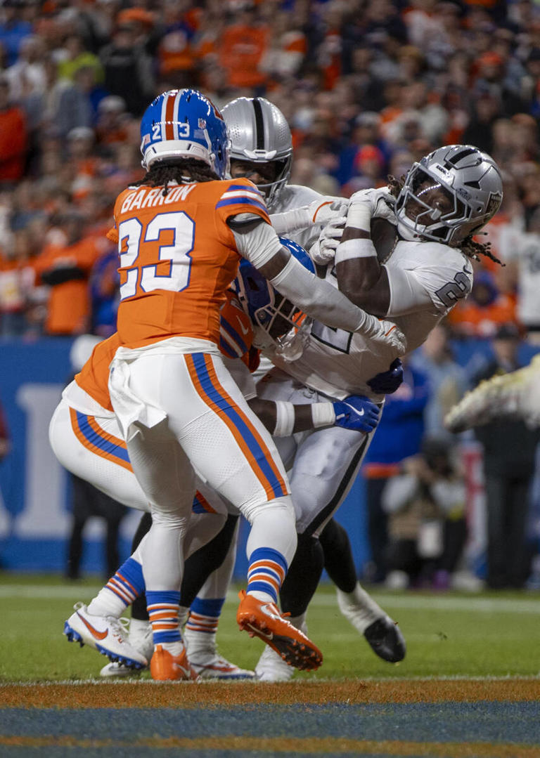 3 takeaways from Raiders’ loss: Beat-up offense sputters on ‘TNF’ — PHOTOS
