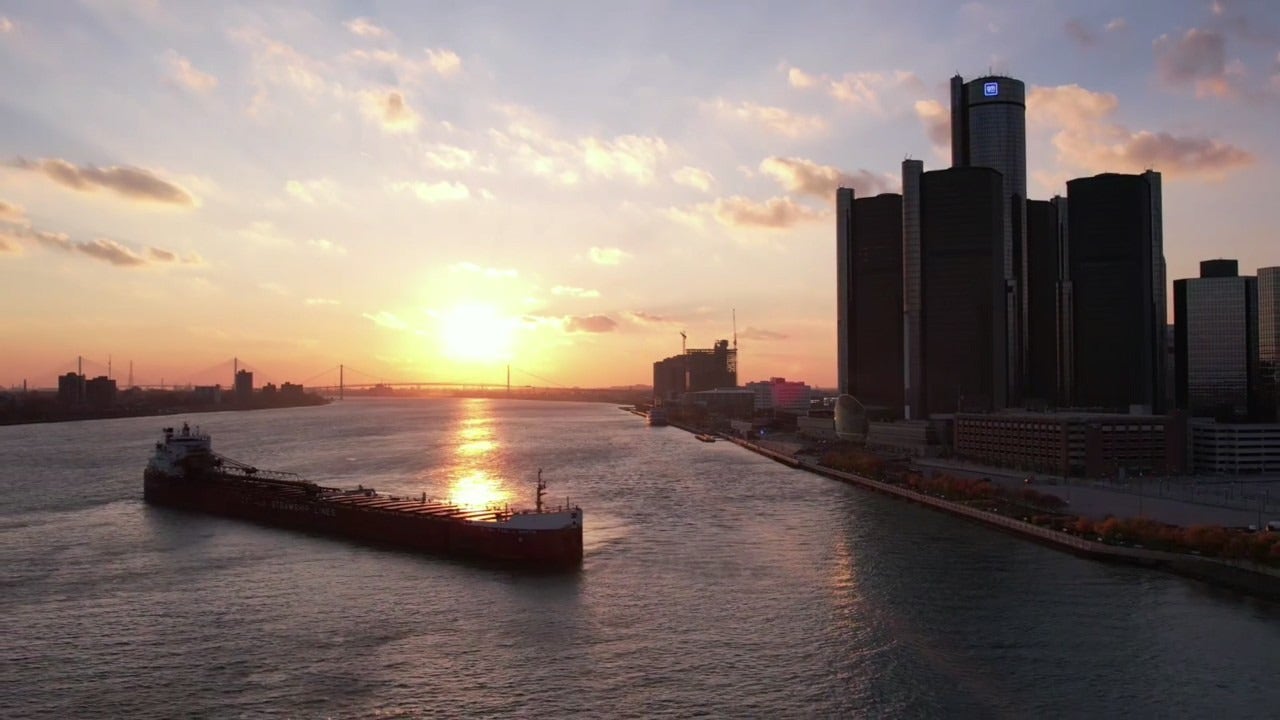 Vessel runs aground in Detroit River