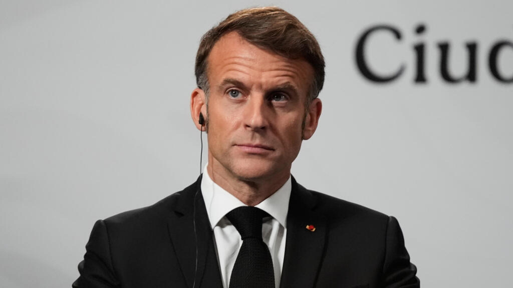 Emmanuel Macron « prend acte » de la fin de la « dictature » au ...