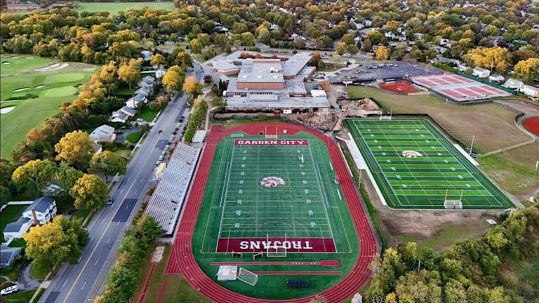 Garden City football breaks state record for consecutive victories