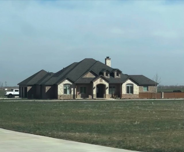 Passerby sparks outrage with photos of bizarre house in middle of ...