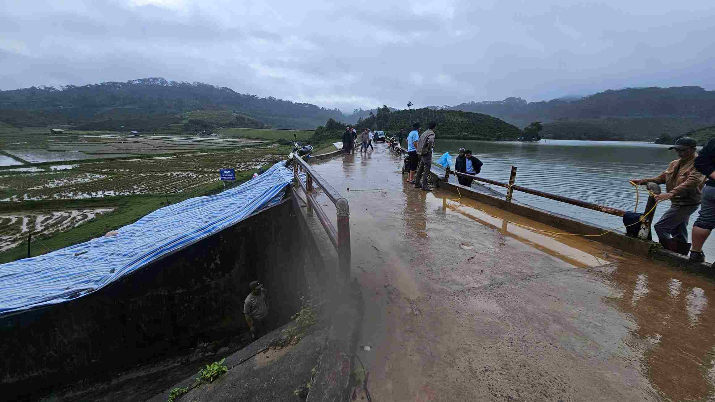 Nguy cơ vỡ đập thủy lợi 1,7 triệu m3 nước, Lâm Đồng di dời khẩn cấp 70 ...