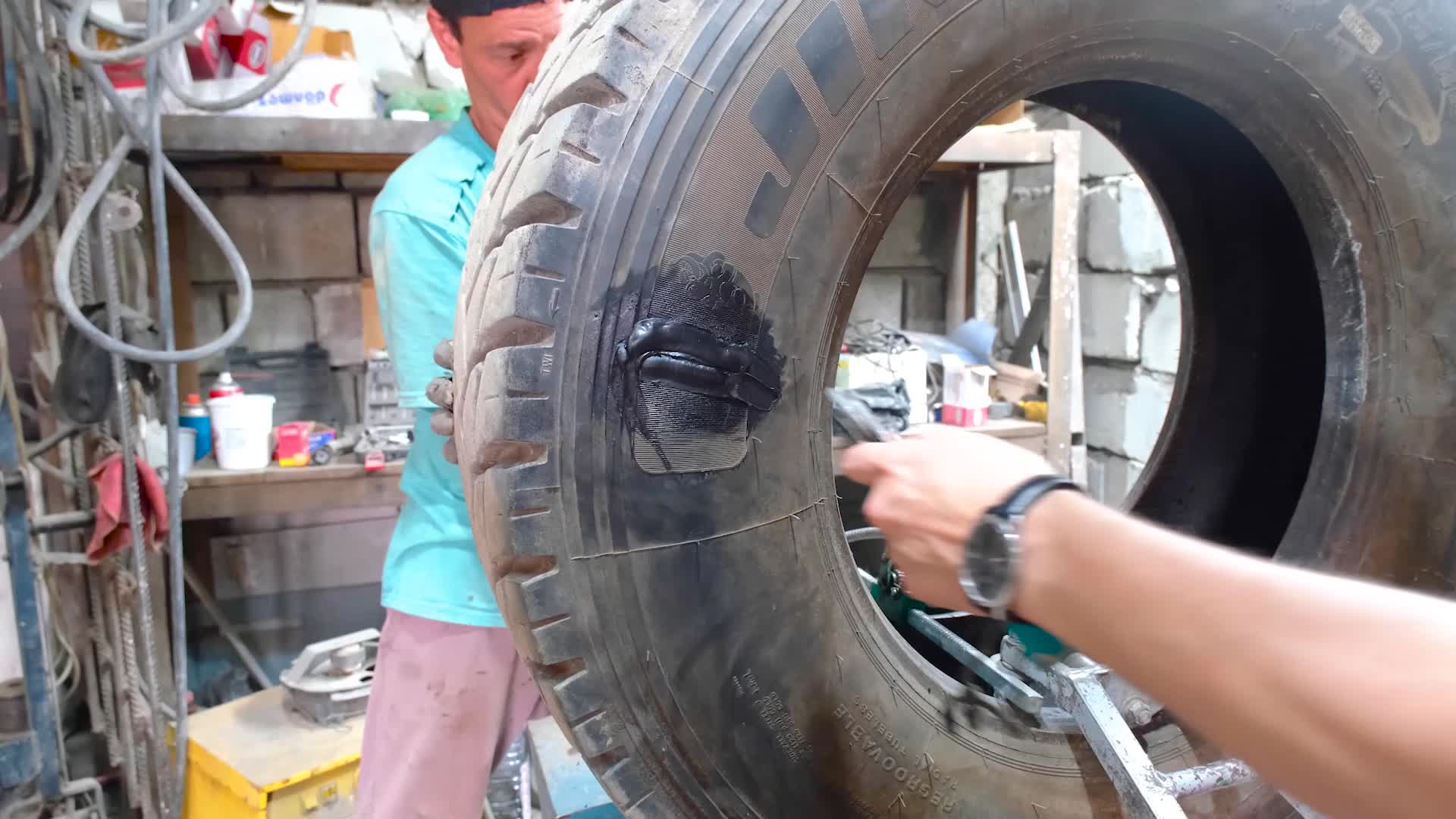 Reparación de una rueda de camión hecha por un profesional