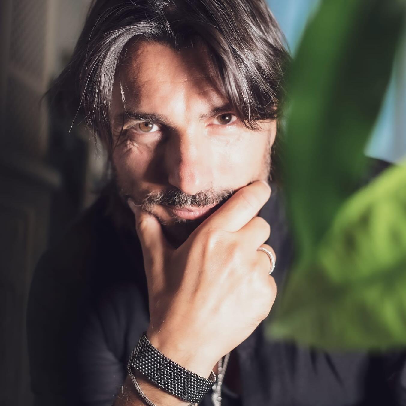 Quanto rende avere le mani più belle d’Italia? La risposta di Fabio ...