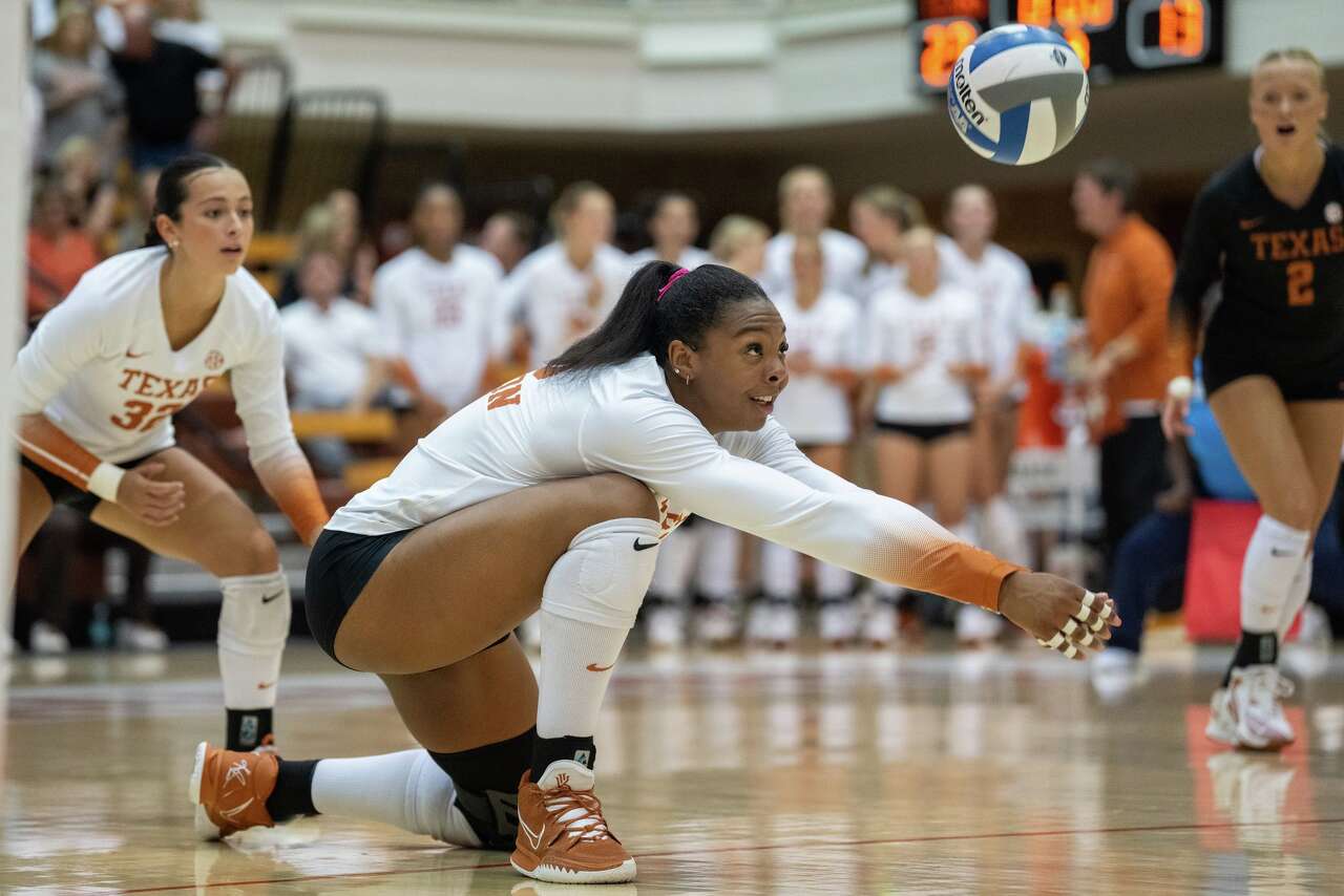 Live updates: No. 4 Texas volleyball faces Florida Friday