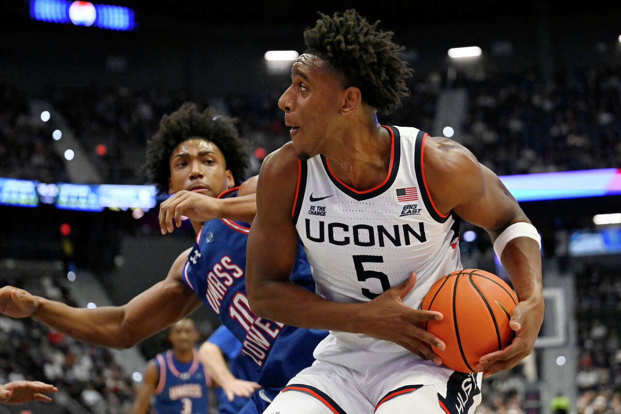 UConn men's basketball sets program record for largest halftime lead