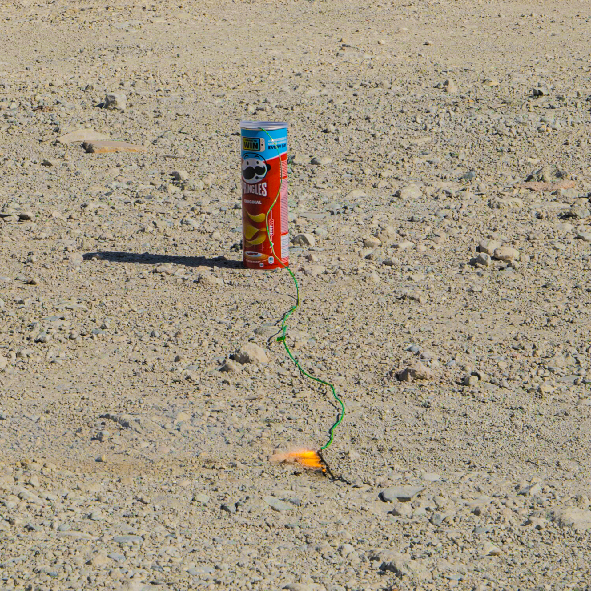 Explosive experiments! What will рappen to the pringles сan?