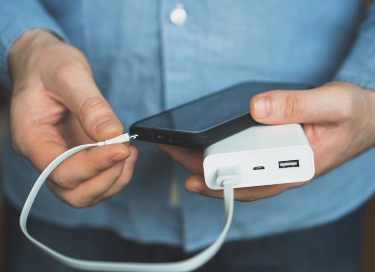 Plane passenger ‘set on fire’ as phone bank explodes in his pocket ...