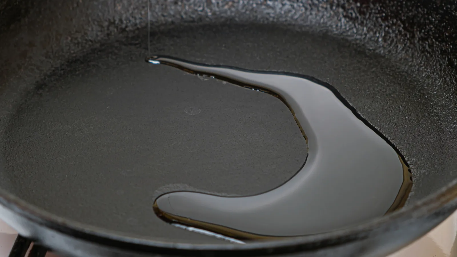 11 cast iron cooking mistakes that affect flavor and texture