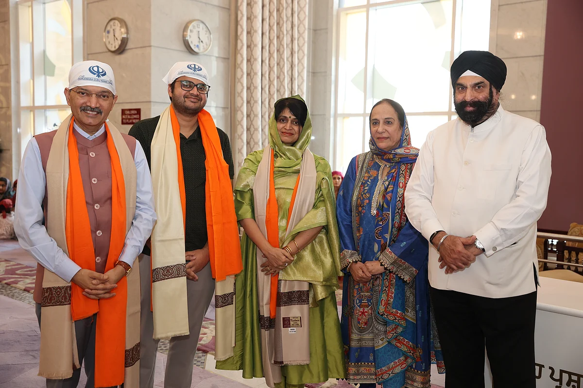 Ambassador's tribute: Dr Mittal honours Guru Nanak Dev Ji in Dubai