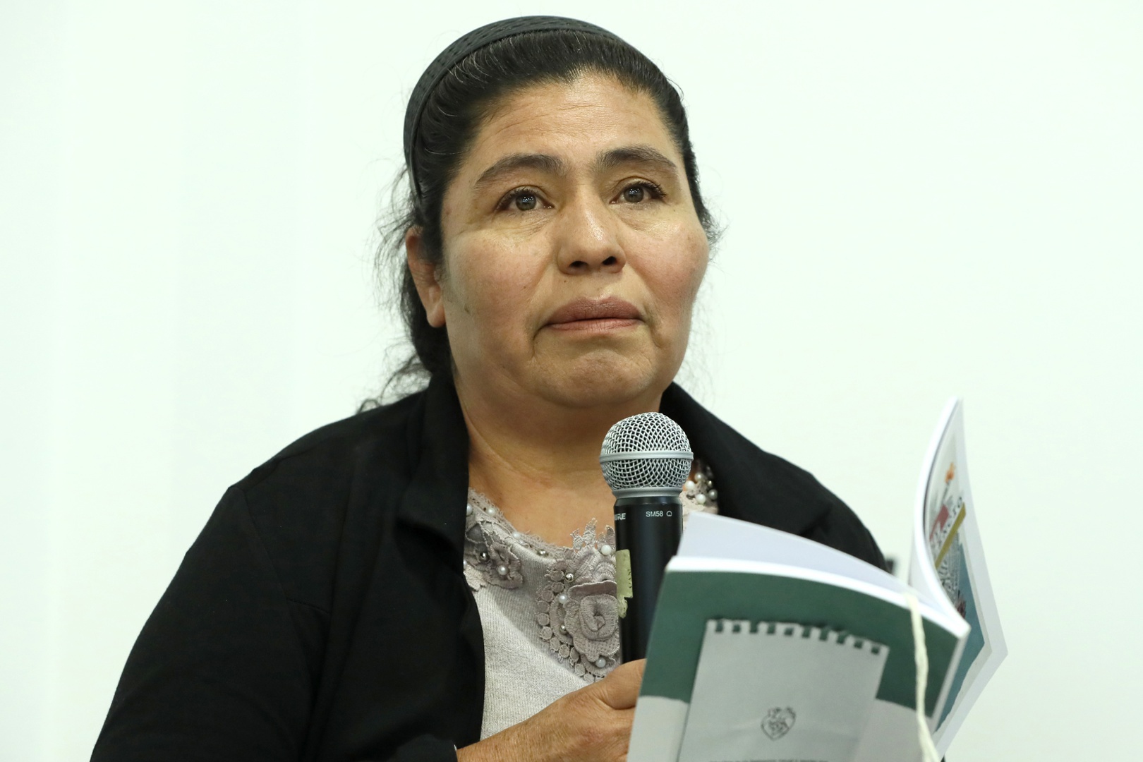 ‘Mi grito y mi silencio’, un libro que reclama a versos las ...