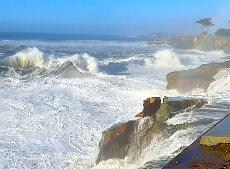 Huge Swell, King Tides Cause Cliff Collapse in CA (Video)