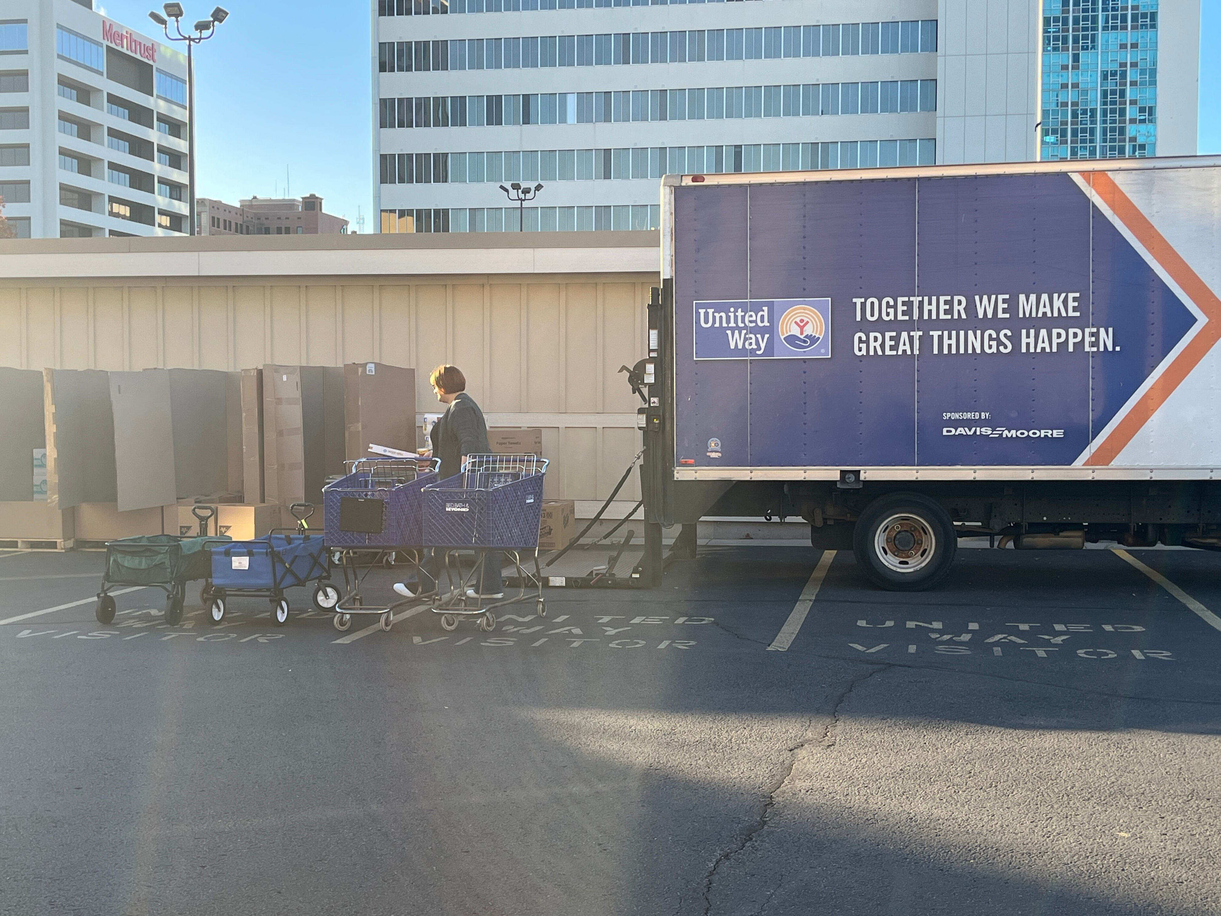 United Way hosts flash food drive to gather food for “neighbors in need”