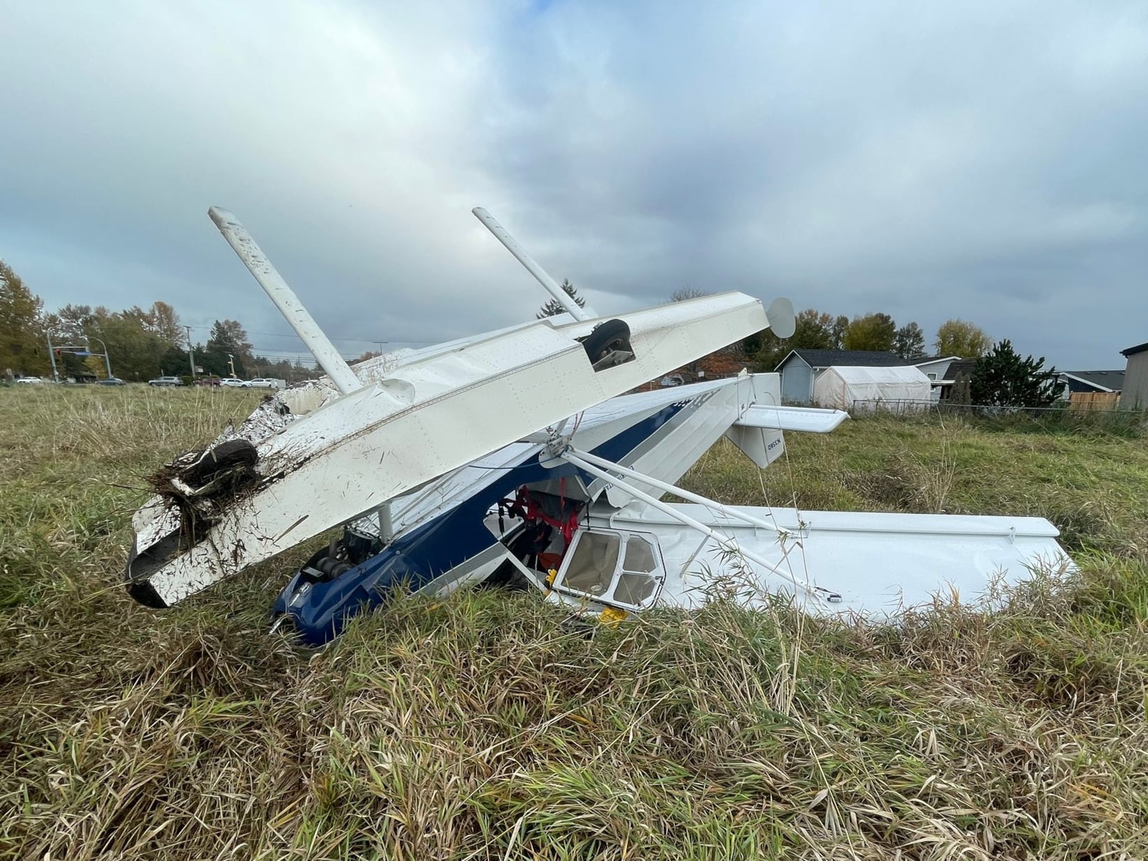 Small plane crashes in field near Pier County elementary school