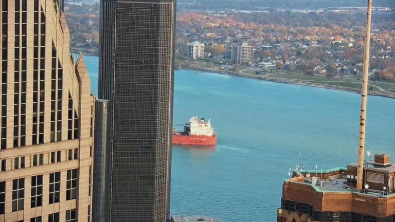 Vessel runs aground in Detroit River