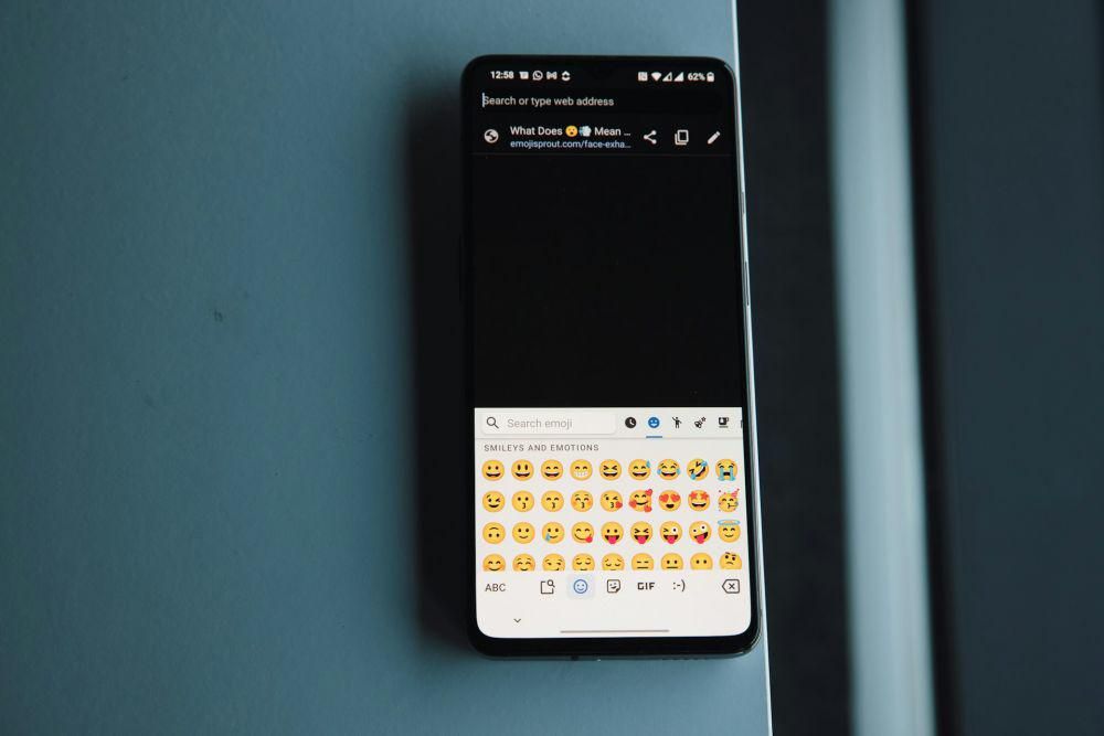 Makna Emoji 🥰 dari Pria dan Cara Meresponsnya - Sekitar Kita