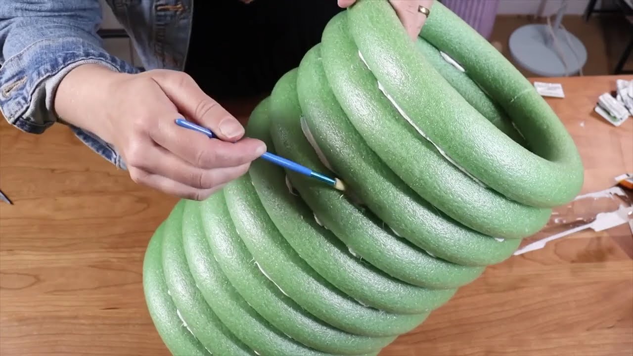 She grabs a Dollar Store pizza pan for this brilliant living room idea!