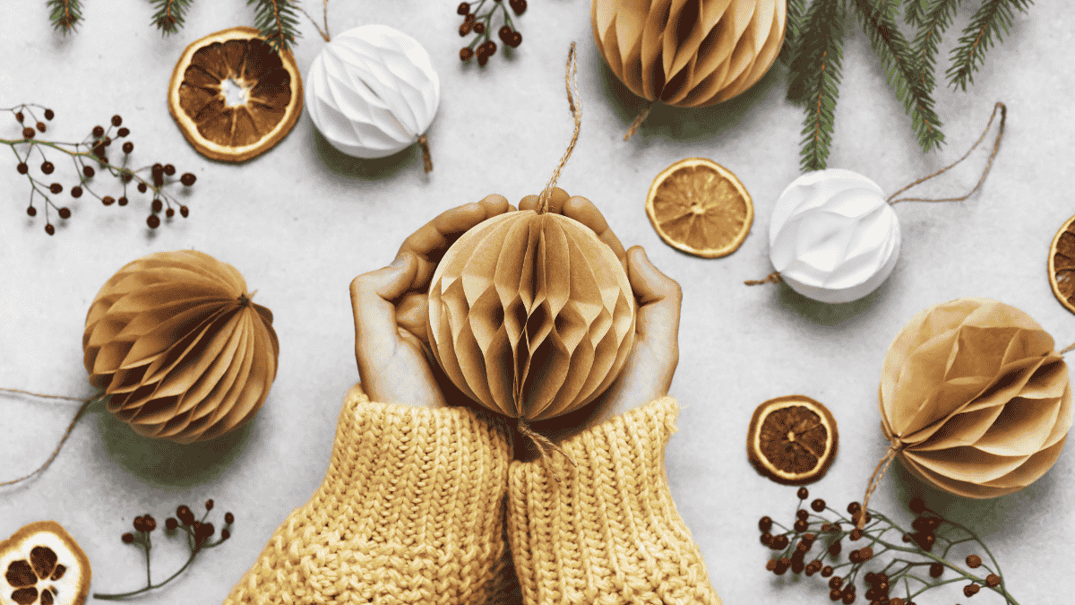 Weihnachtskugeln aus Papier basteln: So gelingt der hübsche Baumschmuck