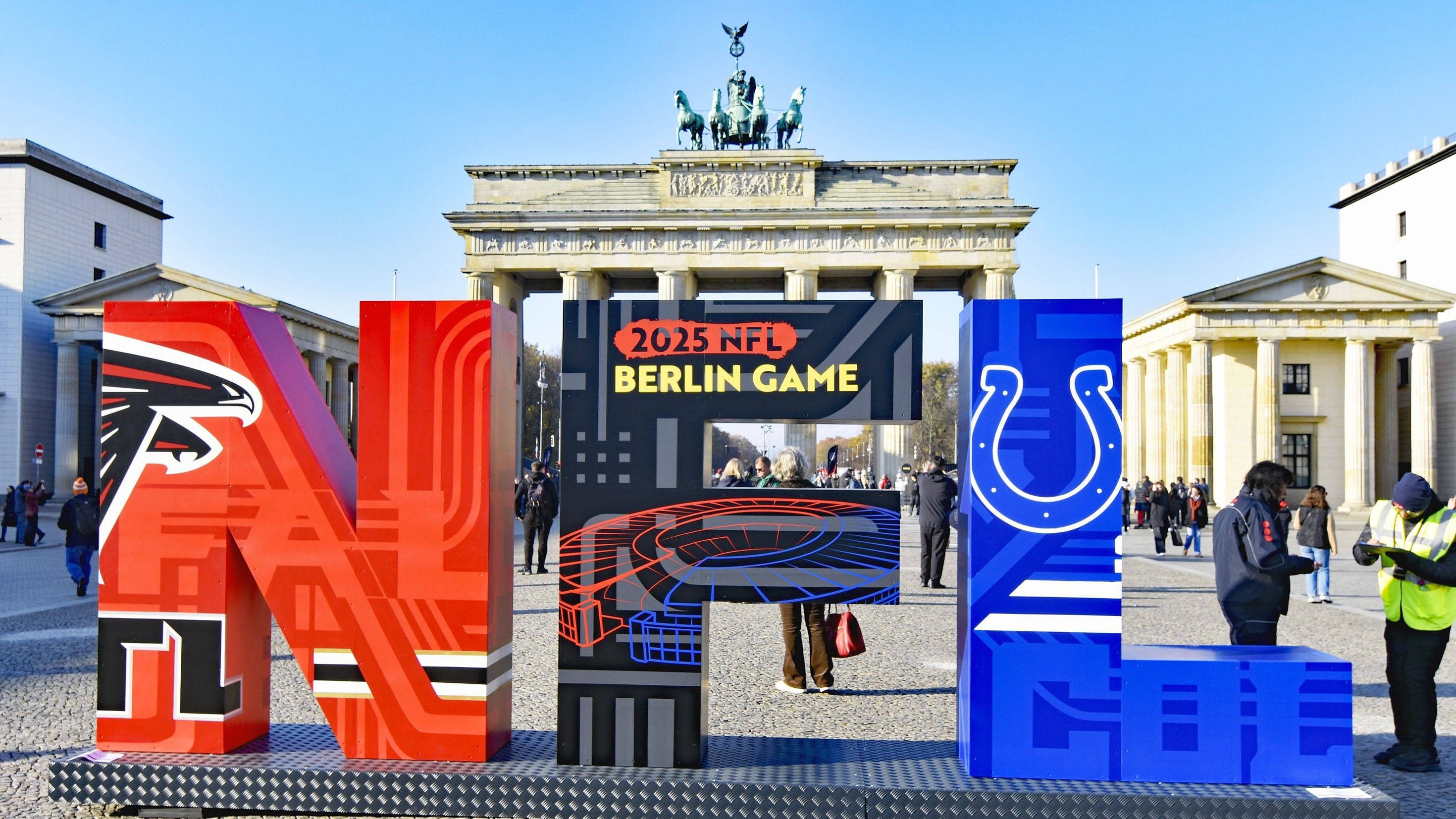 NFL - Berlin Game: Krasse Drohnenshow über dem Olympiastadion!