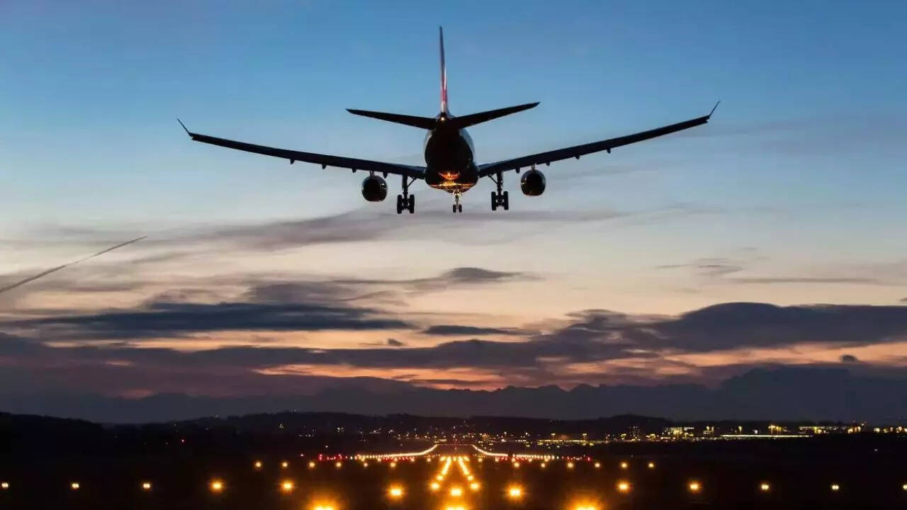 How do airplanes stay up in the sky? 4 forces of flight every aviation ...
