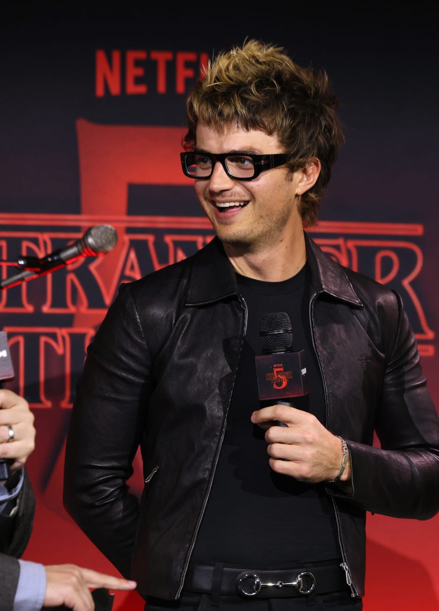 Joe Keery's Mohawk-Mullet Is Pure David Beckham Circa 2002 (Crossed ...