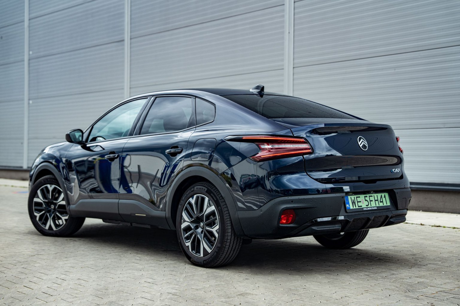 Citroen e-C4 X jest komfortowy jak auto premium. Ma więcej zalet