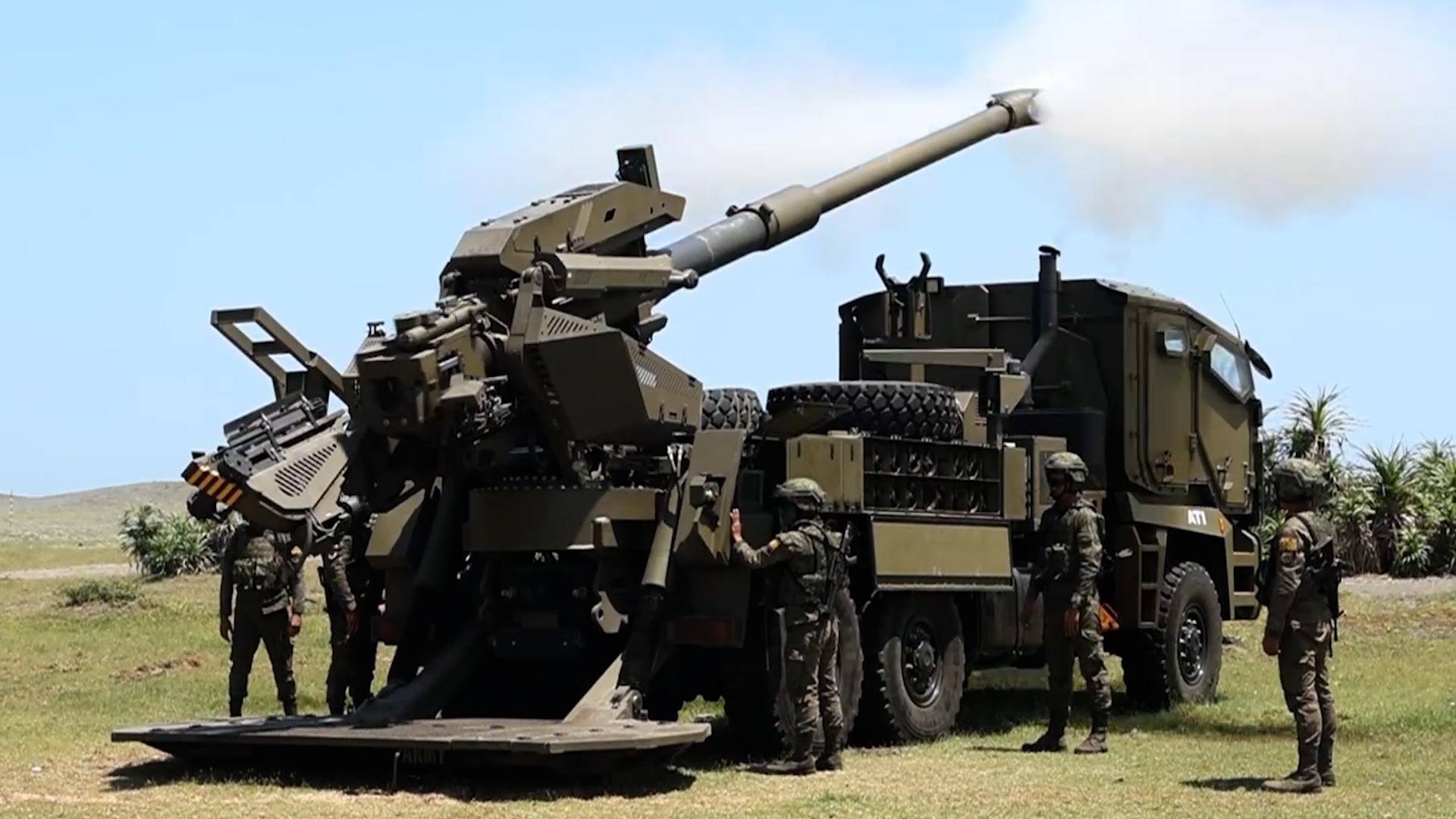 Les forces américaines effectuent un tir réel d'artillerie lourde