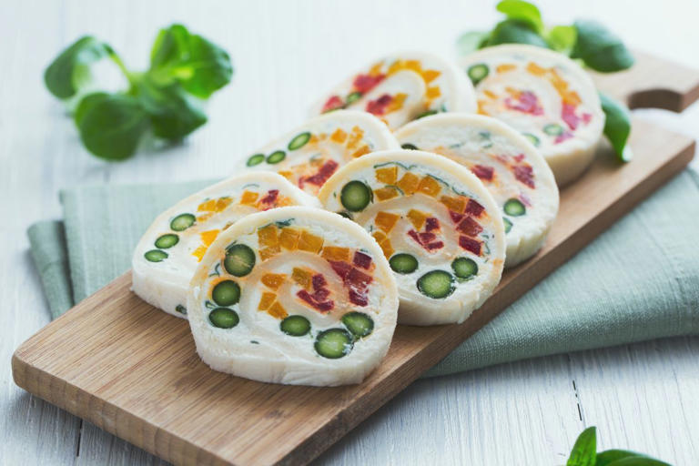 Bread rolls with vegetables and goat cheese