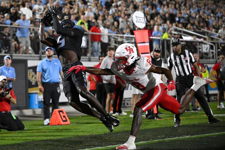 Houston's defense holds on to upend UCF 30-27 after late field goal by ...