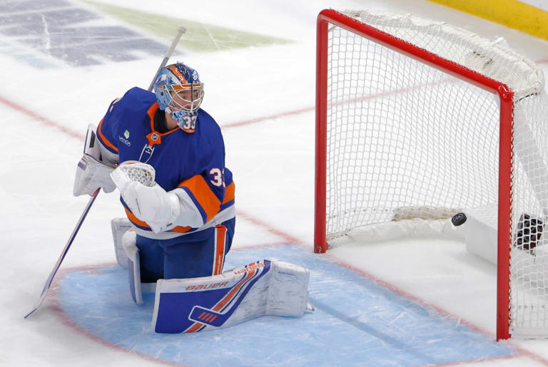 Islanders look completely disjointed in ugly home loss to Wild