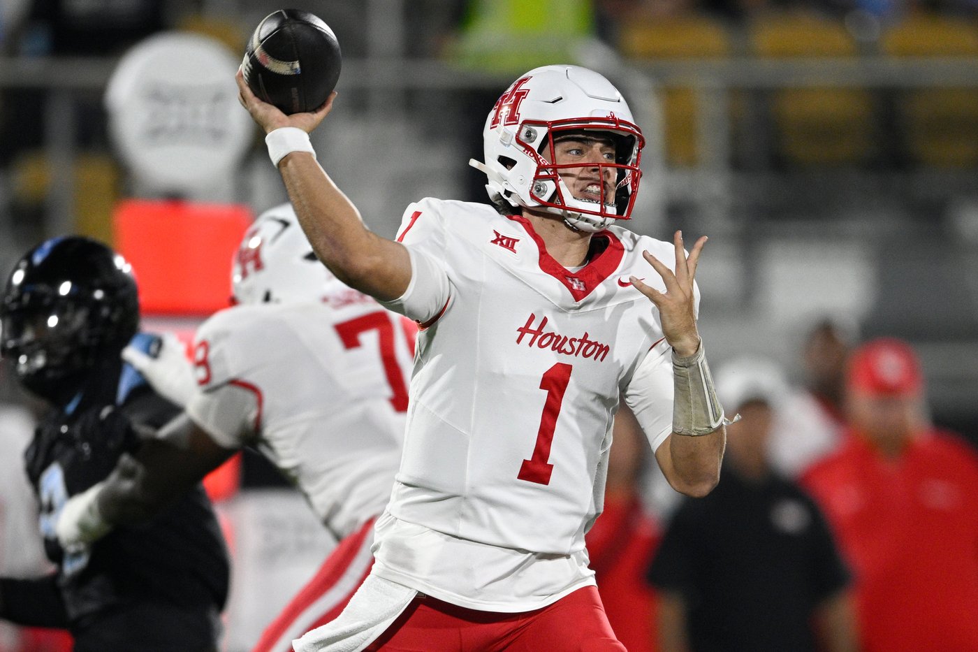 Houston's defense holds on to upend UCF 30-27 after late field goal by ...