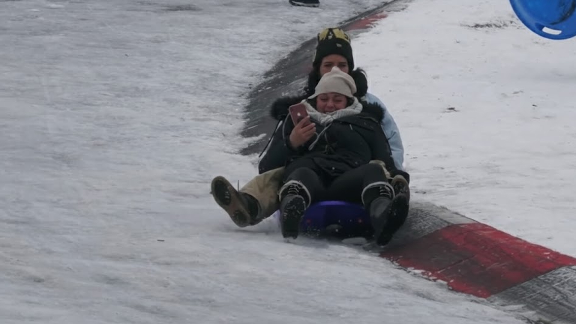 Nürburgring zimą – jazda na sankach, drift i kolizje na śniegu w Brünnchen