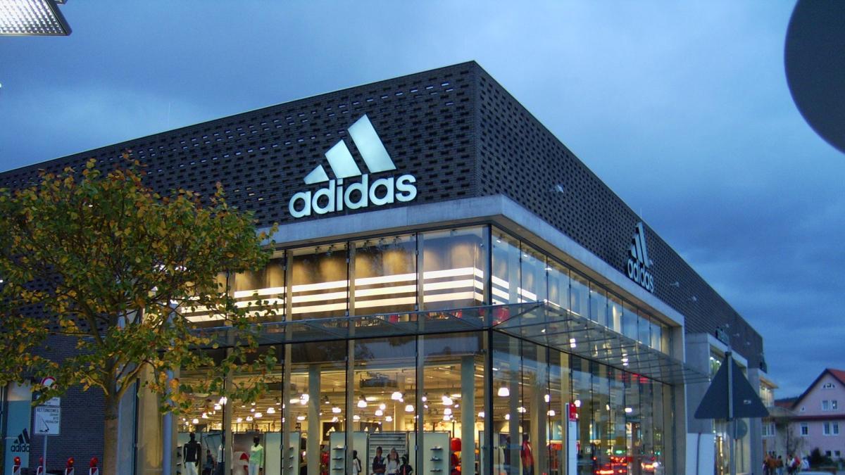 Outlet Adidas: hasta 60% menos en sudaderas, calcetines y camisetas