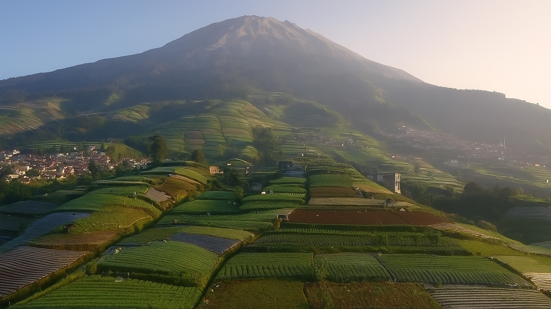 O vulcão de Java com vista para plantações