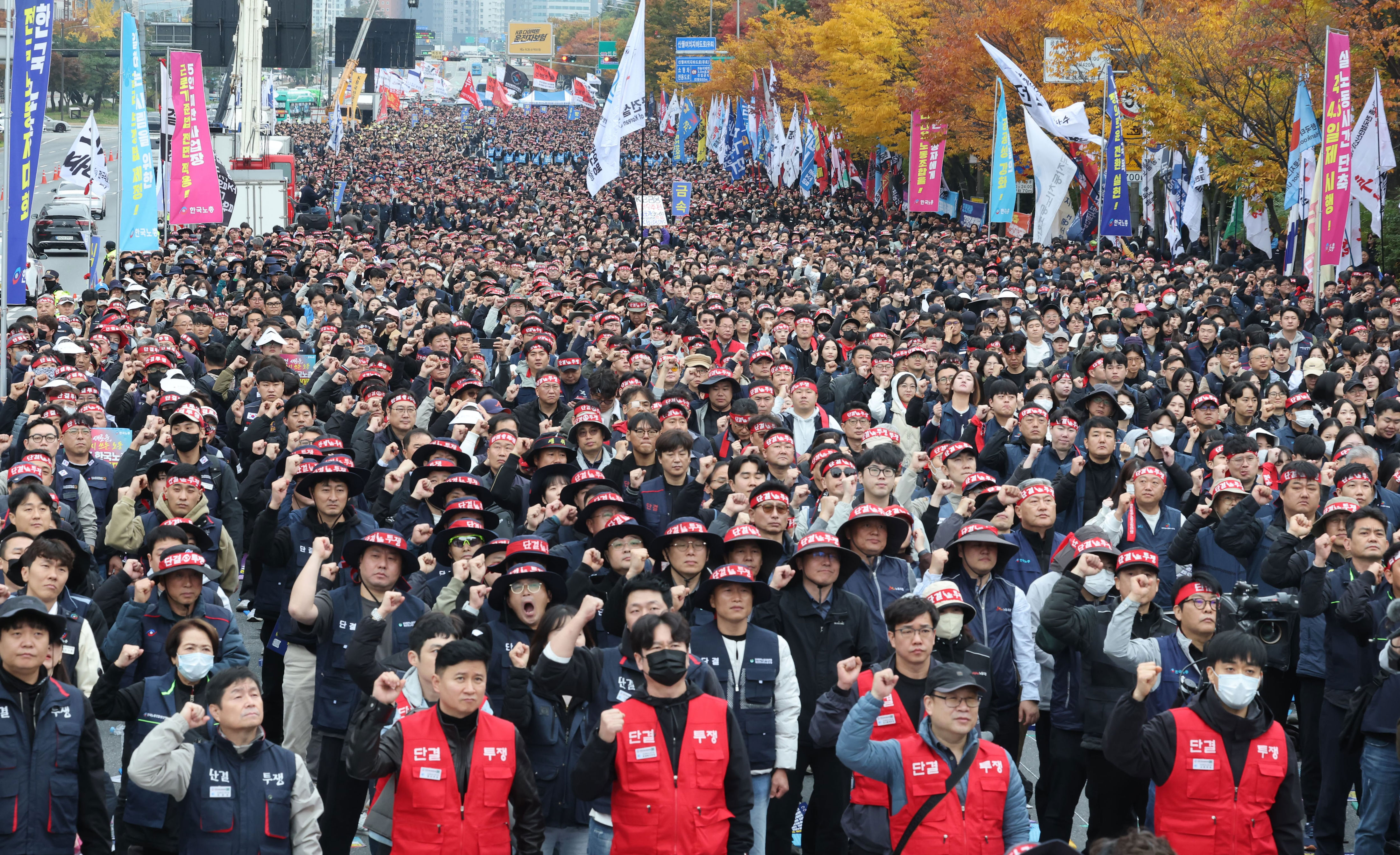 Seoul Labor Rallies Draw Up to 100,000 Participants