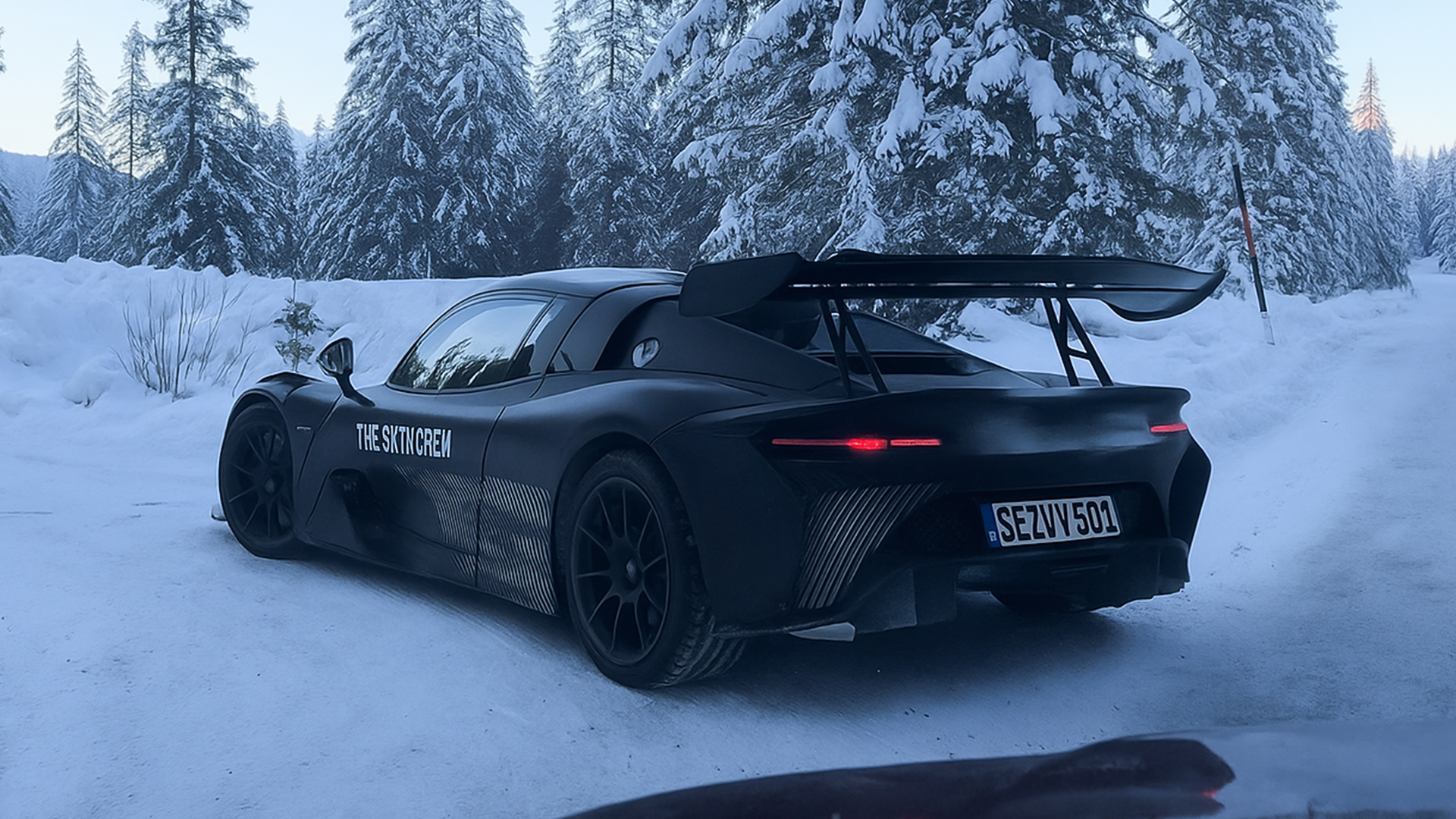 Dallara D50 für 350.000 € auf Schnee bewegt