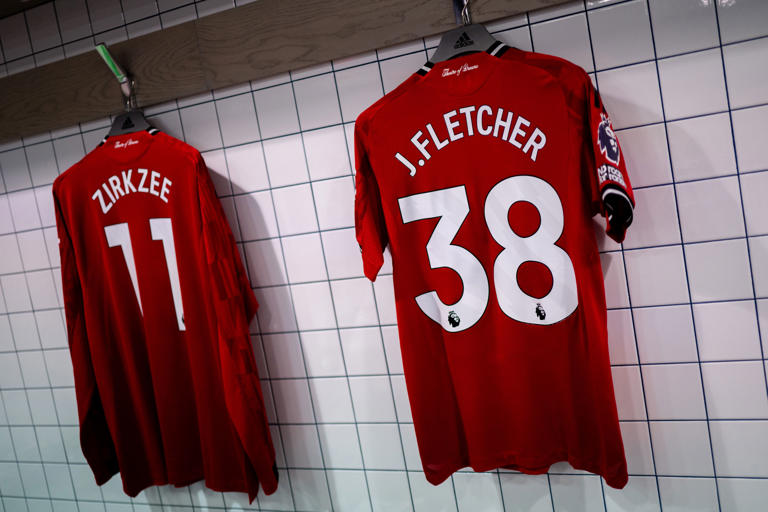 Tottenham 2-2 Man Utd: De Ligt earns ten-man visitors a point - LIVE