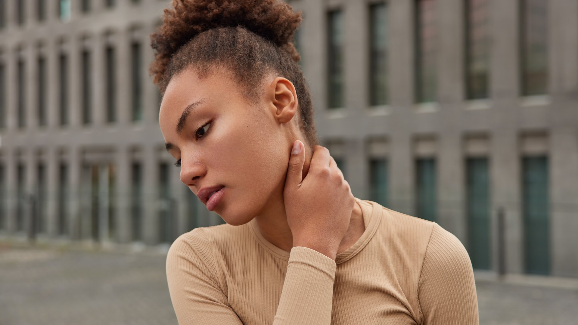 Cracking your neck can be (very) costly for your health: here's what ...