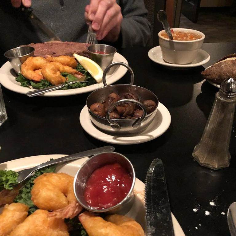 10 Illinois Buffets Serving Comfort Food By The Plateful