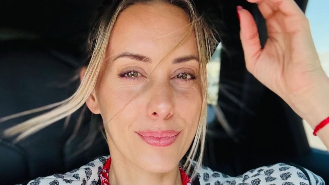 Adiós al jean mom fit clásico: Anita Espasandin, la novia de Benjamín Vicuña, impone un nuevo ...