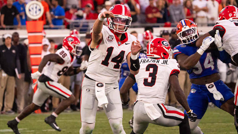 HALFTIME: Georgia Bulldogs Hold Lead vs Mississippi State Bulldogs
